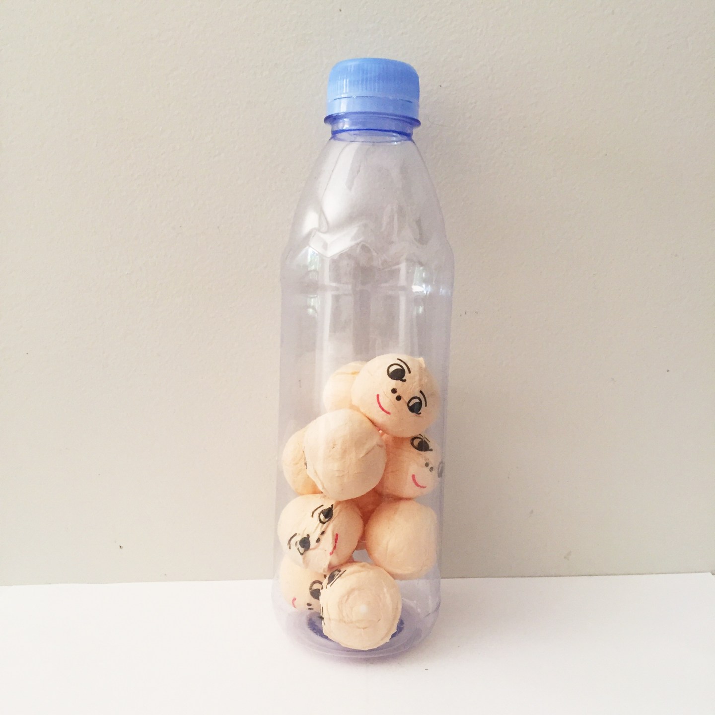DIY – Bouteilles Sensorielles Montessori – Chère Gemme,